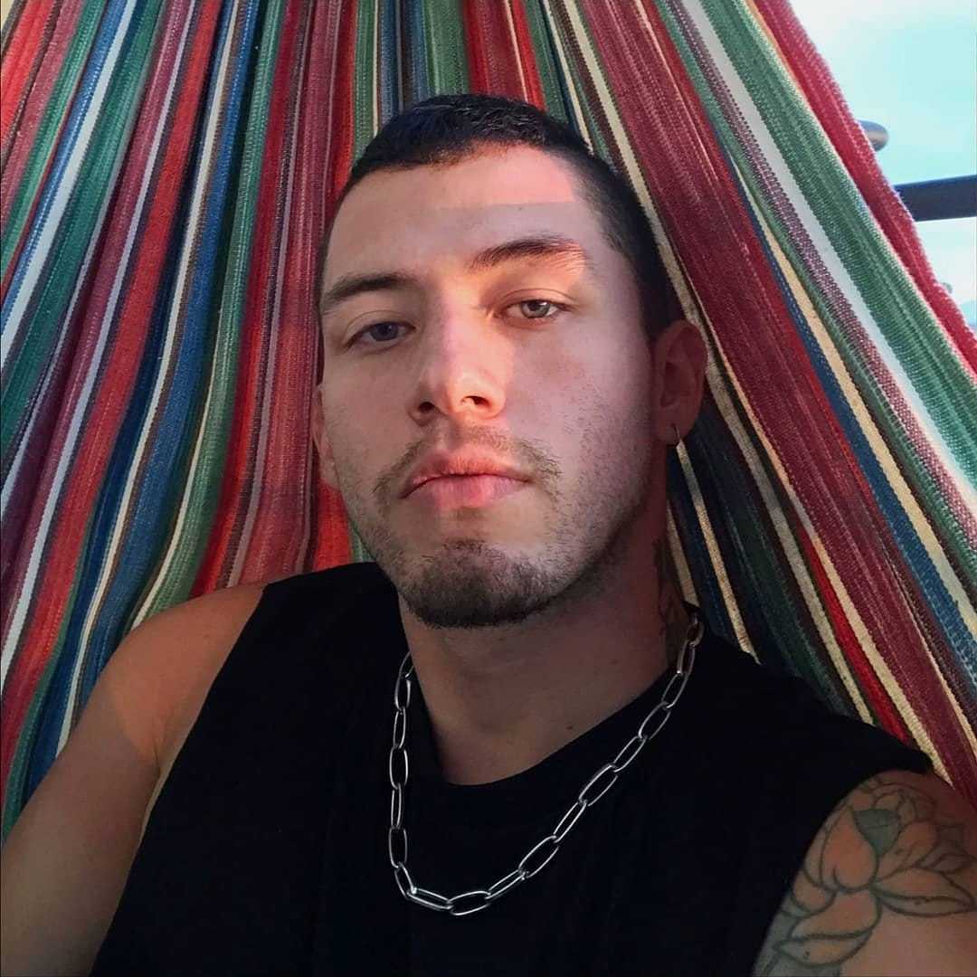 CHILLING 👻 | Scrolller