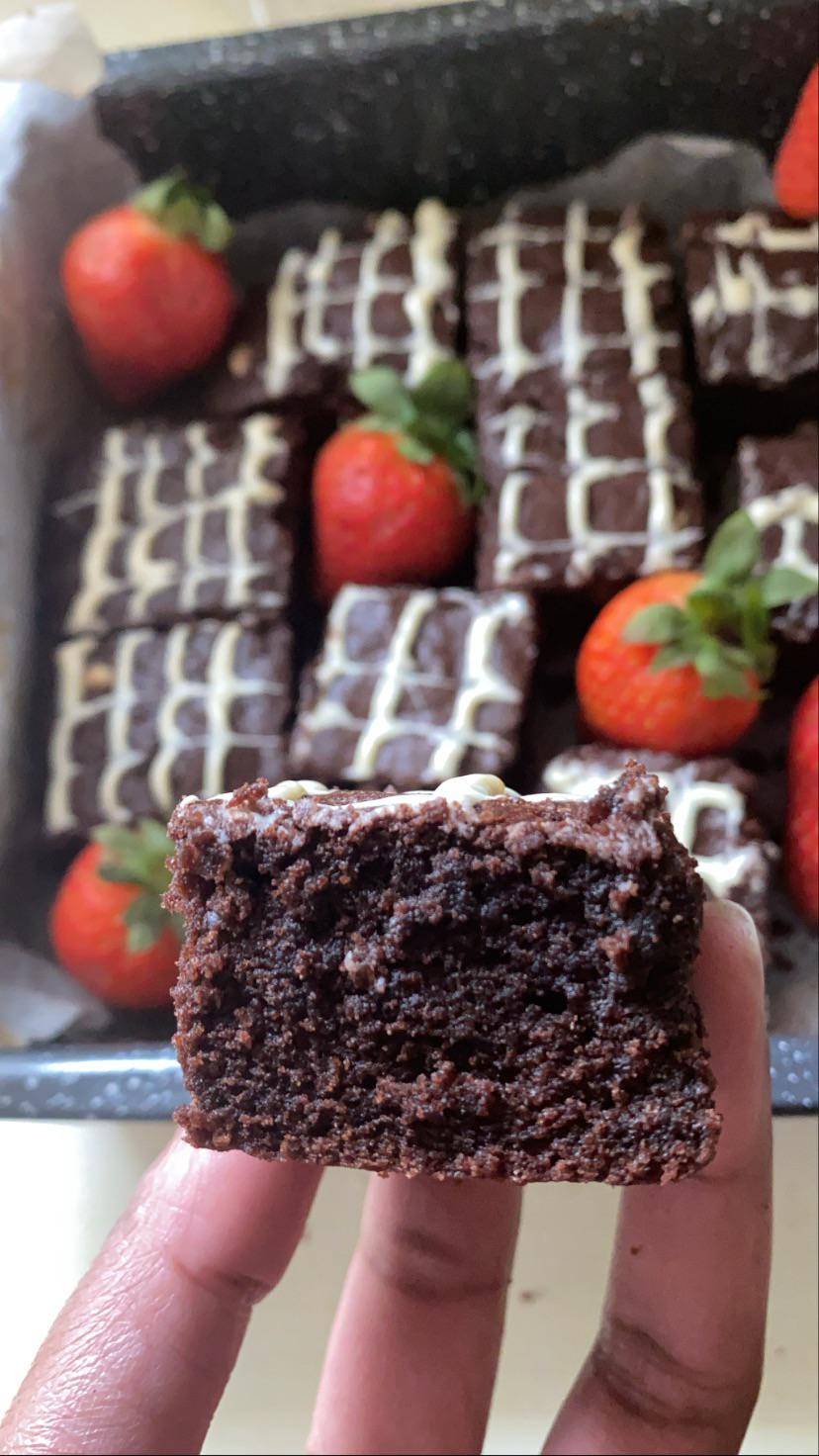Chocolate cake with strawberries are the best 🍓🍫 | Scrolller