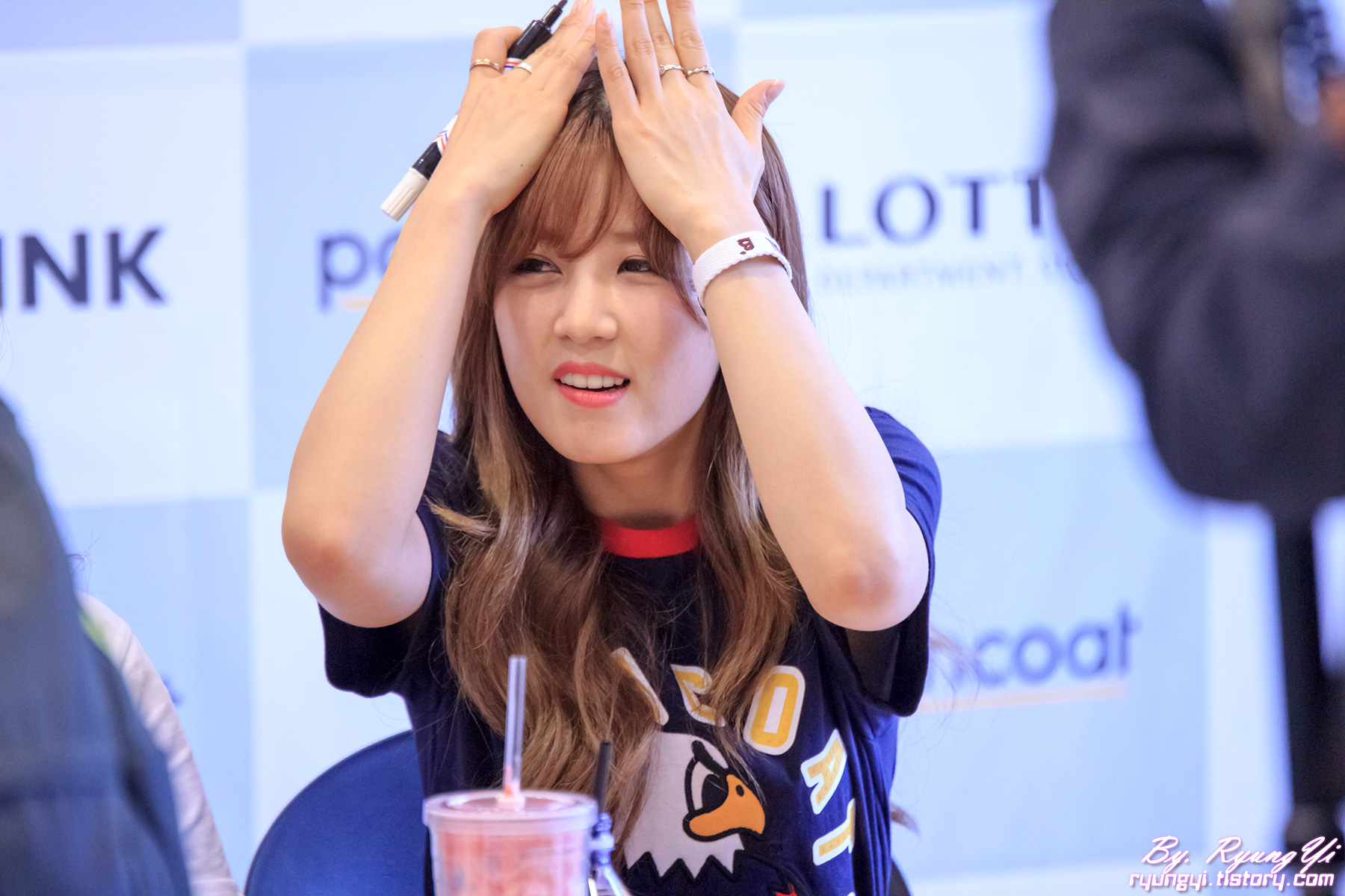 Chorong's Facepalm | Scrolller