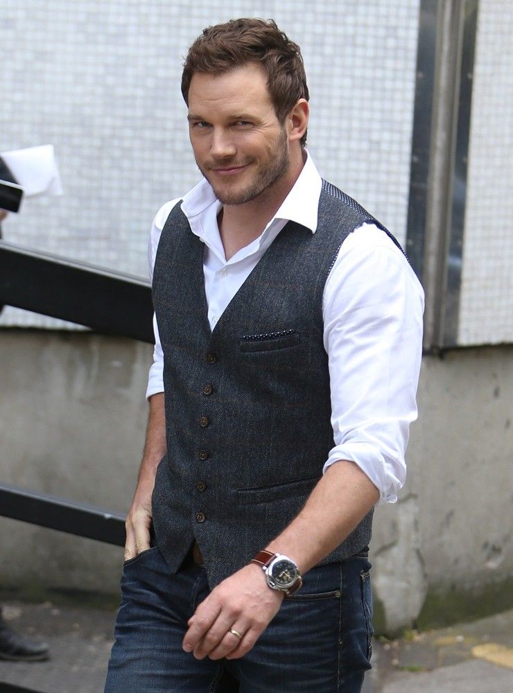 Chris Pratt smirking | Scrolller