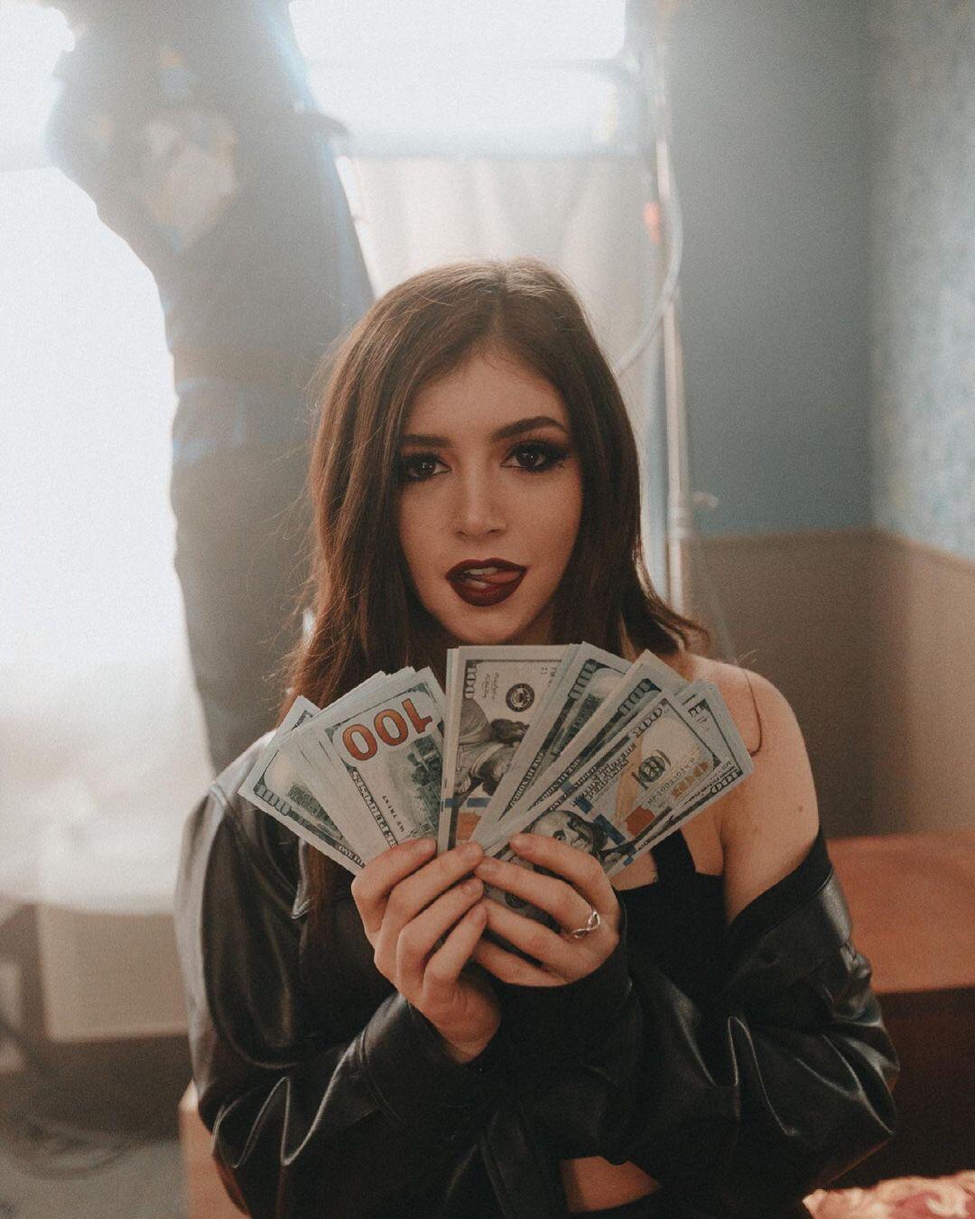 Chrissy Costanza | Scrolller