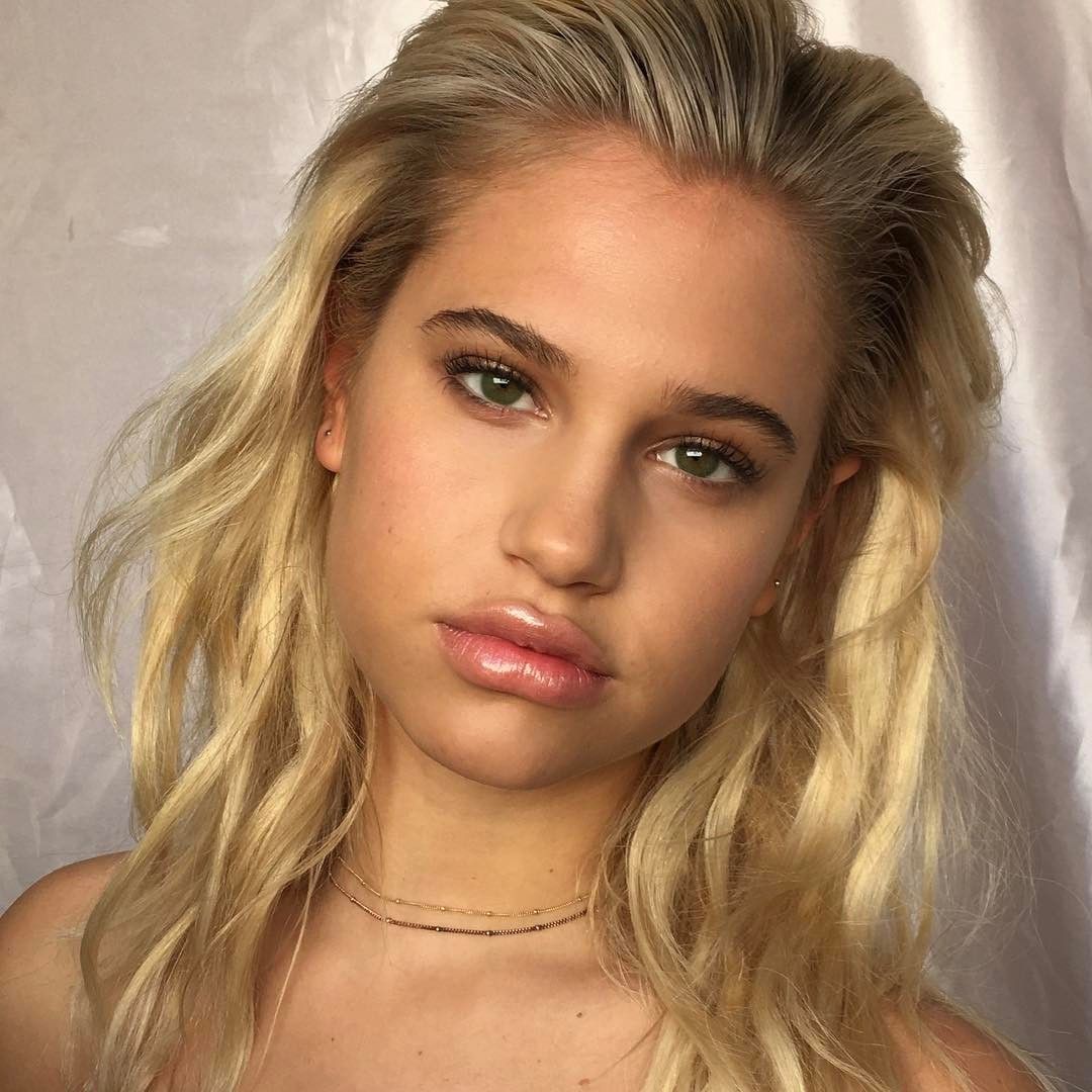 "clean looks" | Scrolller