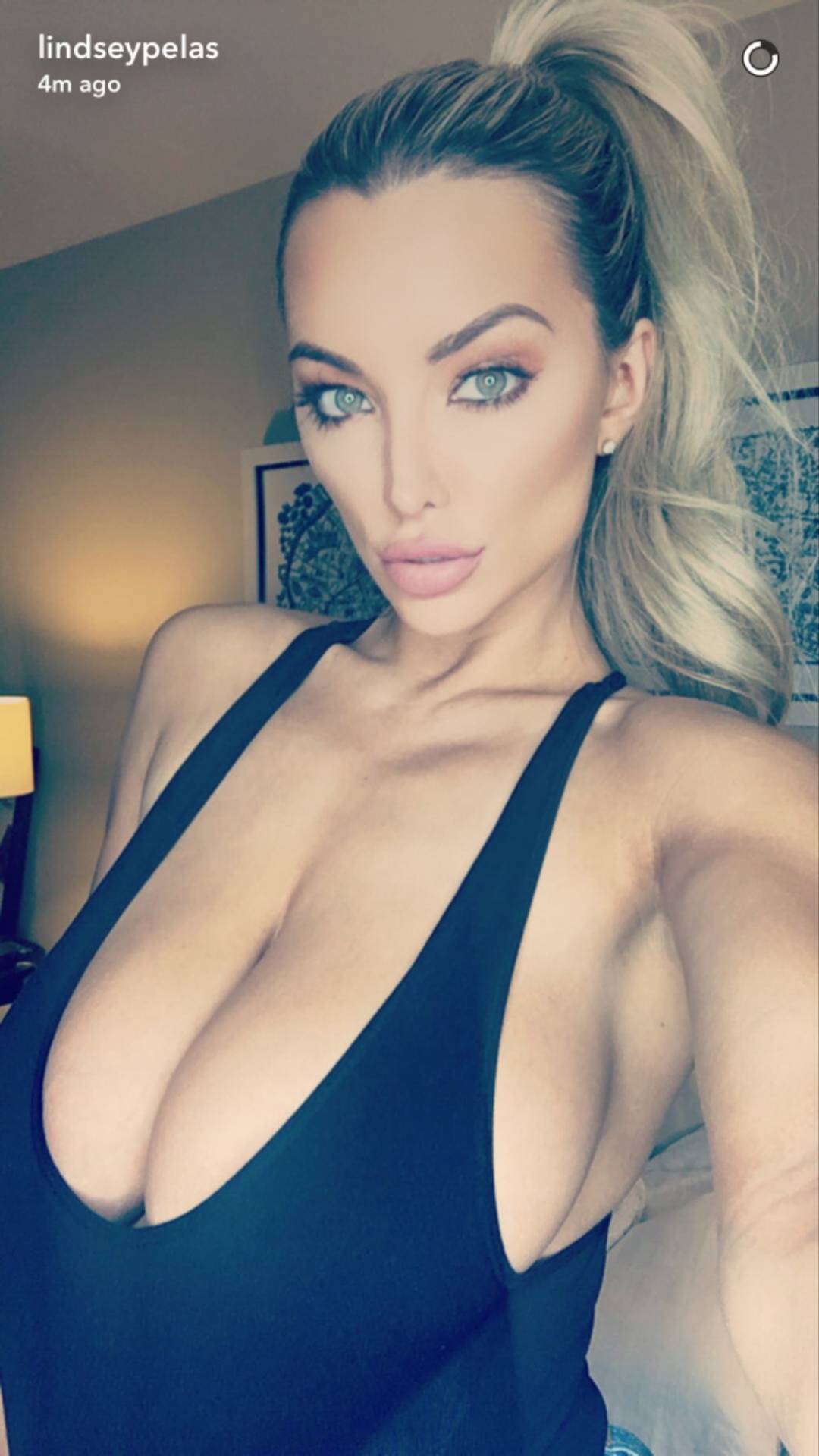 Cleavage and side boob | Scrolller