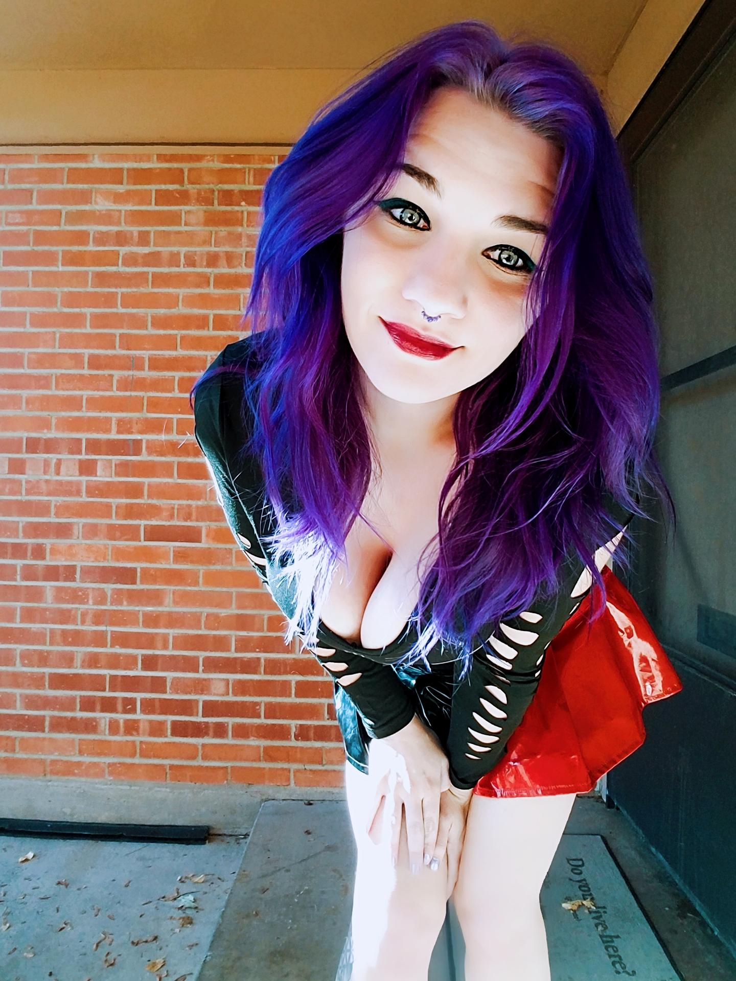 Cleavage shot :) | Scrolller