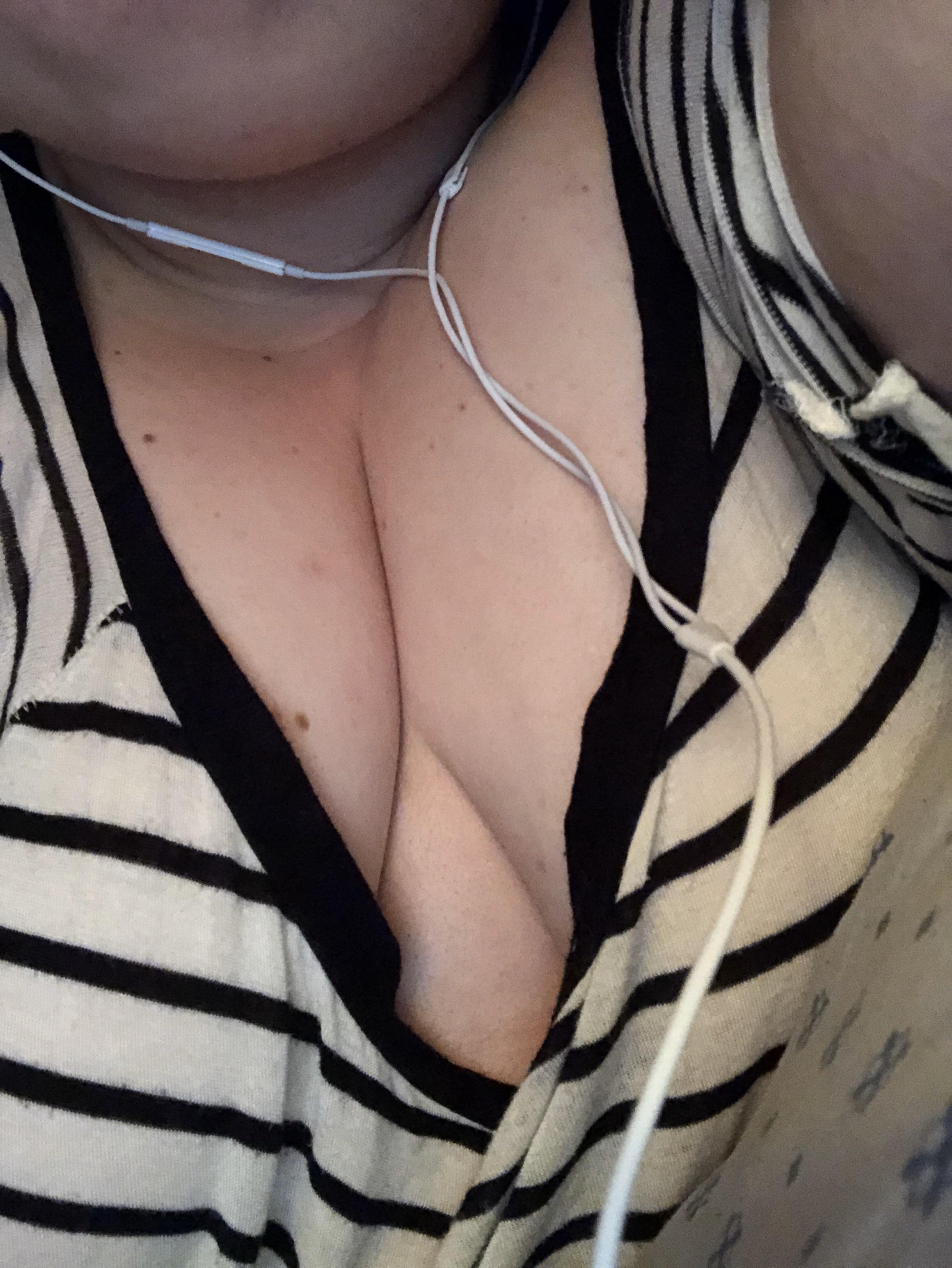 cleavage tease 💋 (f) | Scrolller