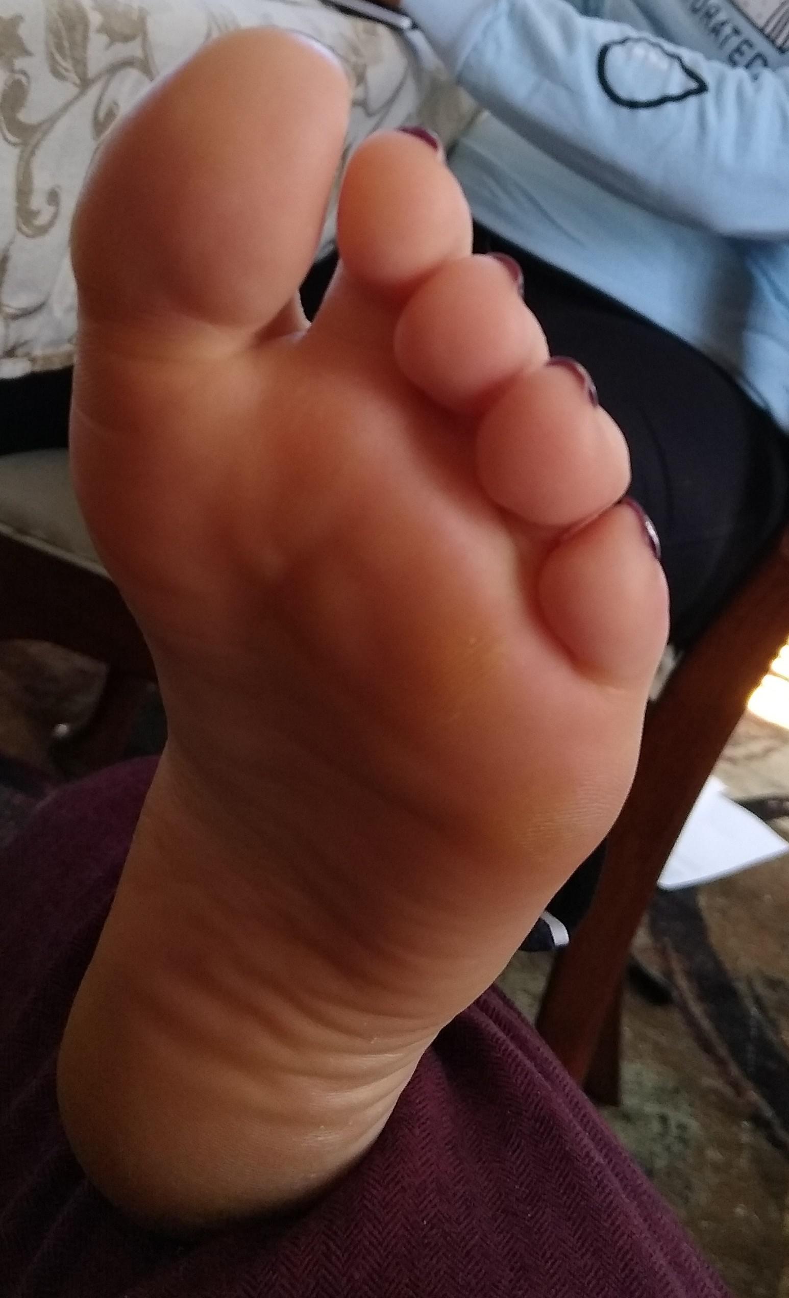 Come rub my feet while I study 😉 | Scrolller