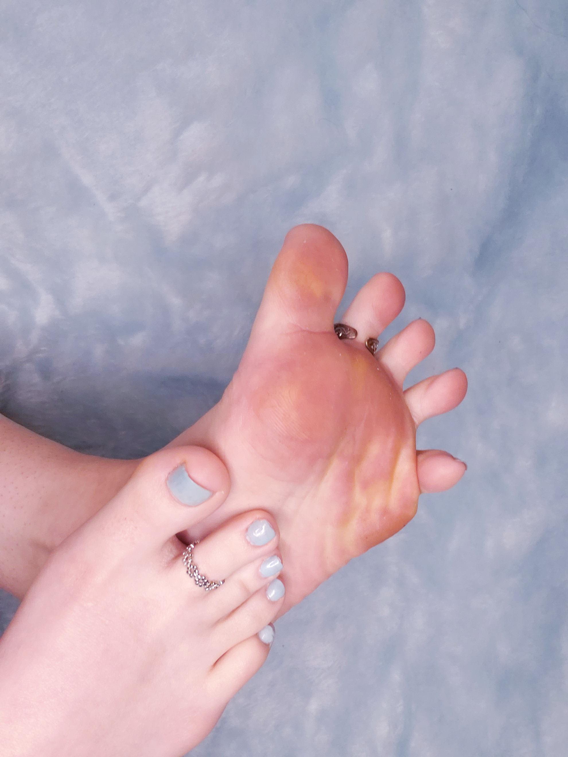 Come slap these feet~ | Scrolller