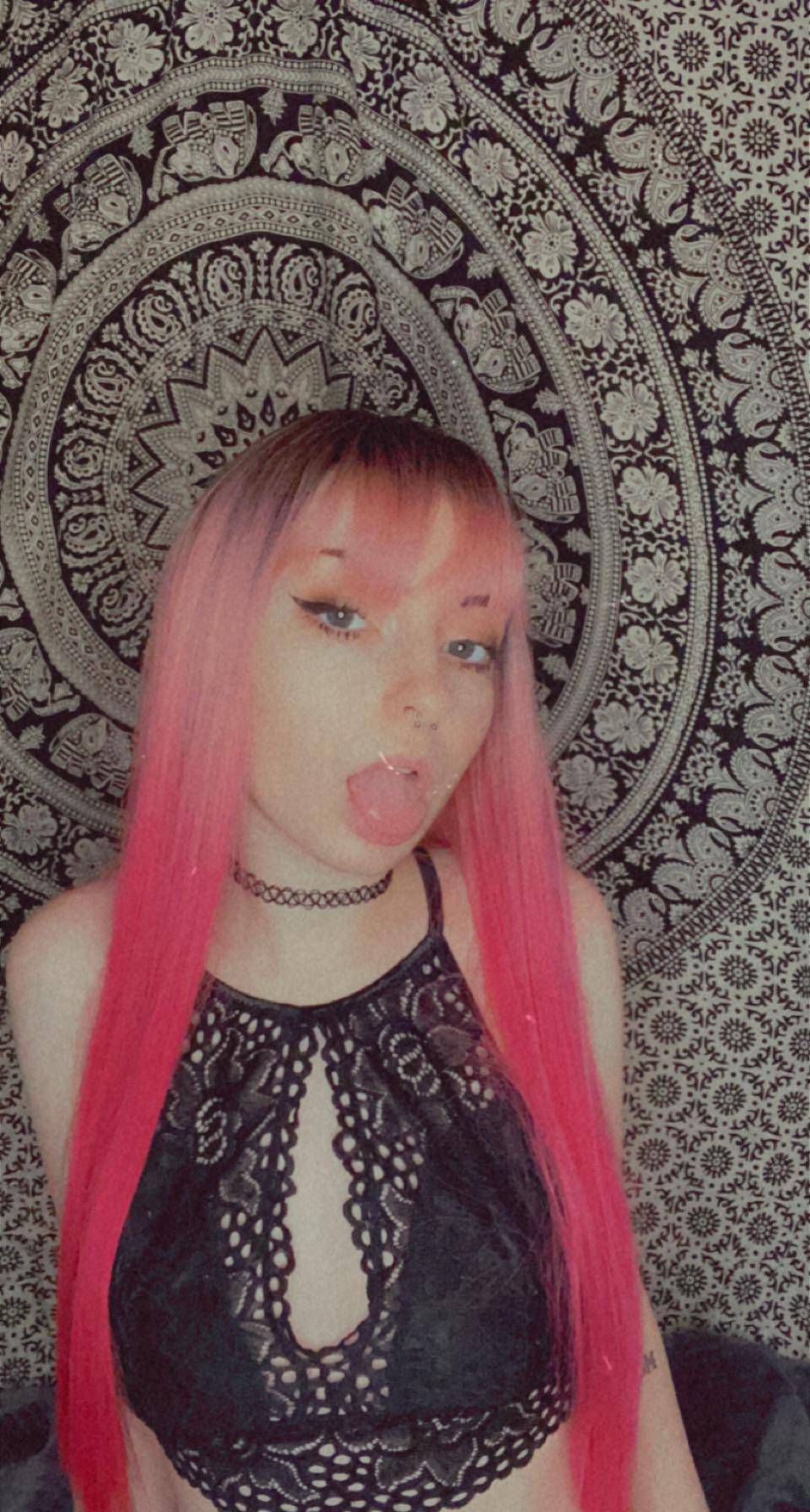 come use my tongue ;) | Scrolller