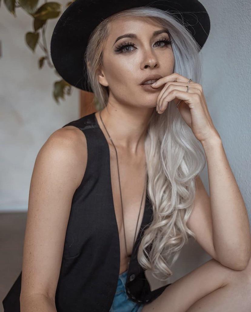 😎cool chick🖤 | Scrolller