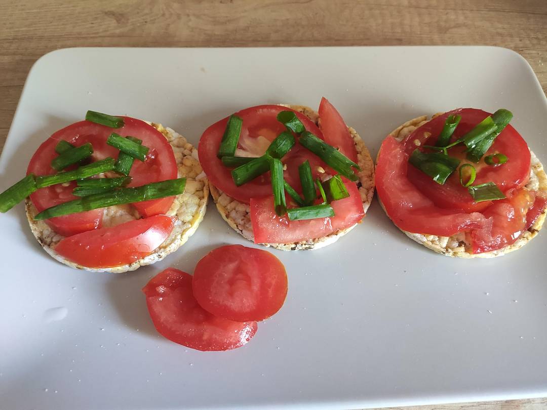Corn crackers with tomato and chive (87 kcal) | Scrolller