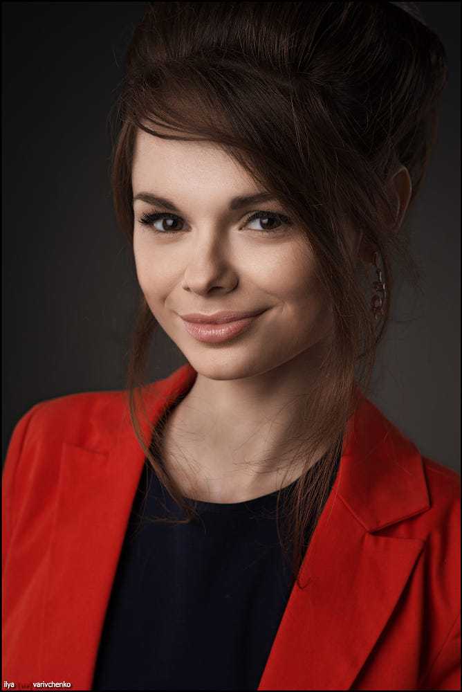 Corporate Headshot of the new Payroll Girl | Scrolller