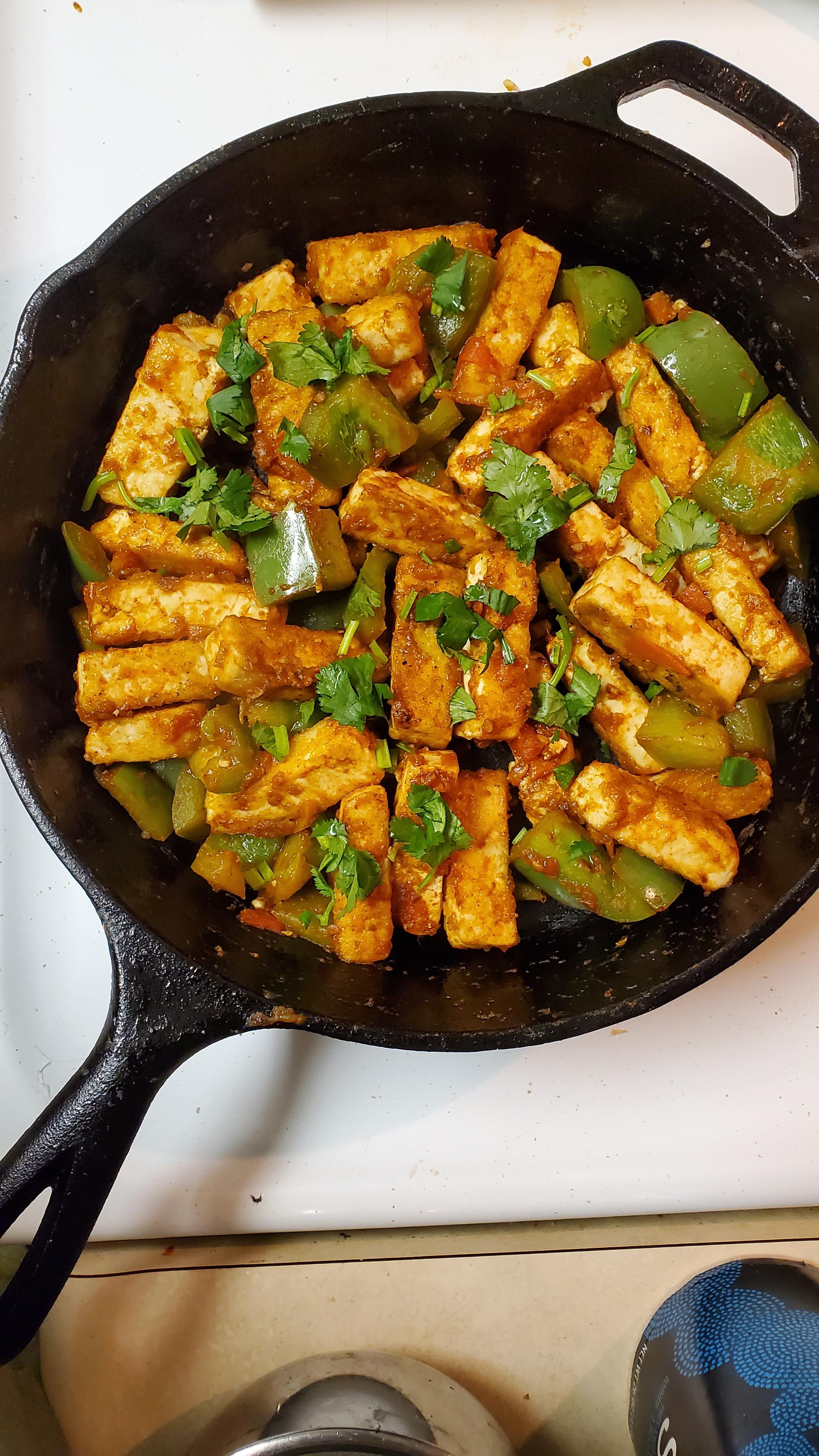 Crispy baked tofu with spicy sauce | Scrolller