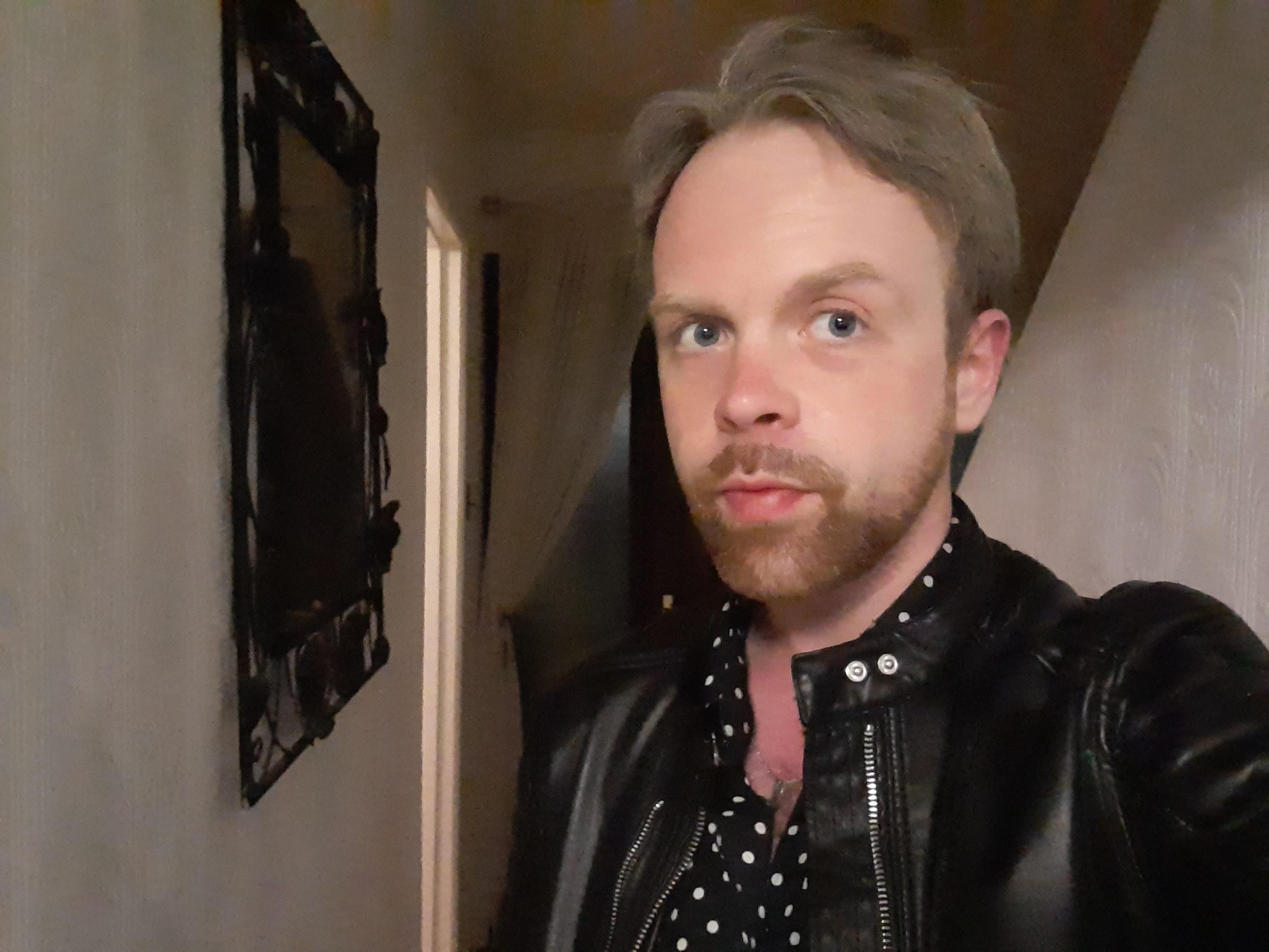 Curious (M)32 | Scrolller