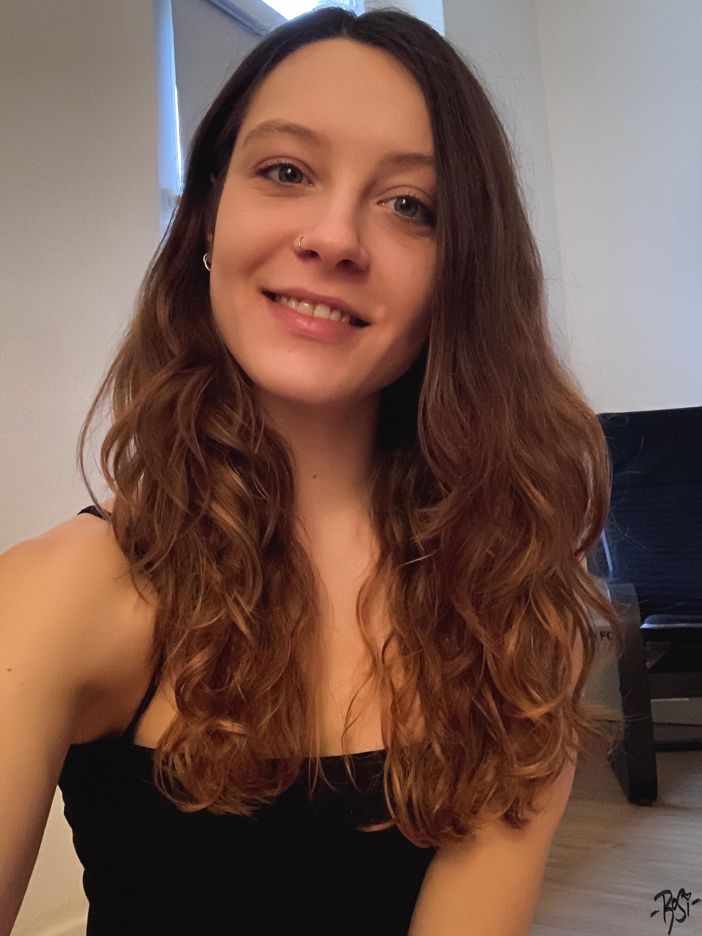 Cut my hair and finally got some tiny curls again 🙃 [over 18] | Scrolller