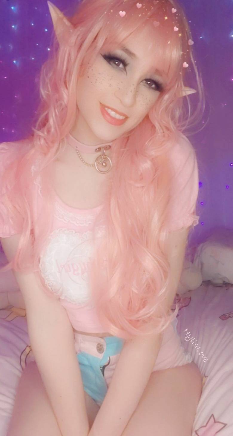 Cute little elf :) | Scrolller