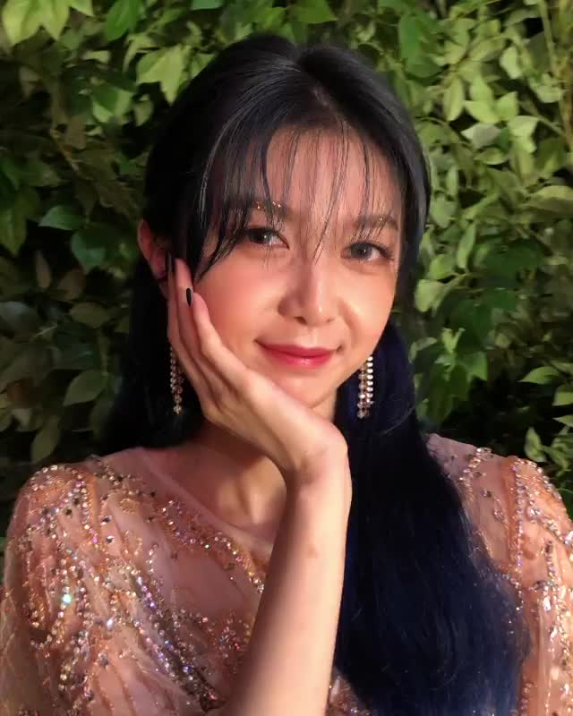 Dami winking | Scrolller