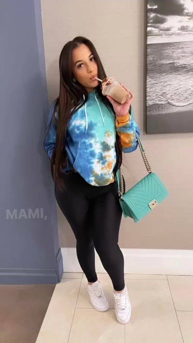 damn she got so thick sheesh dimelo | Scrolller