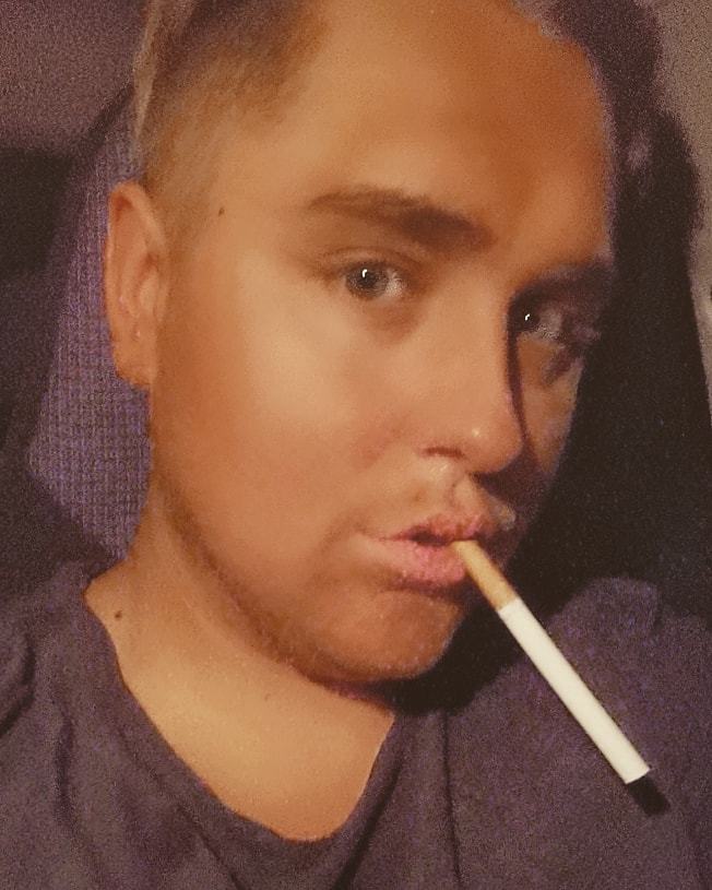 Dangle pose 👄🚬 | Scrolller