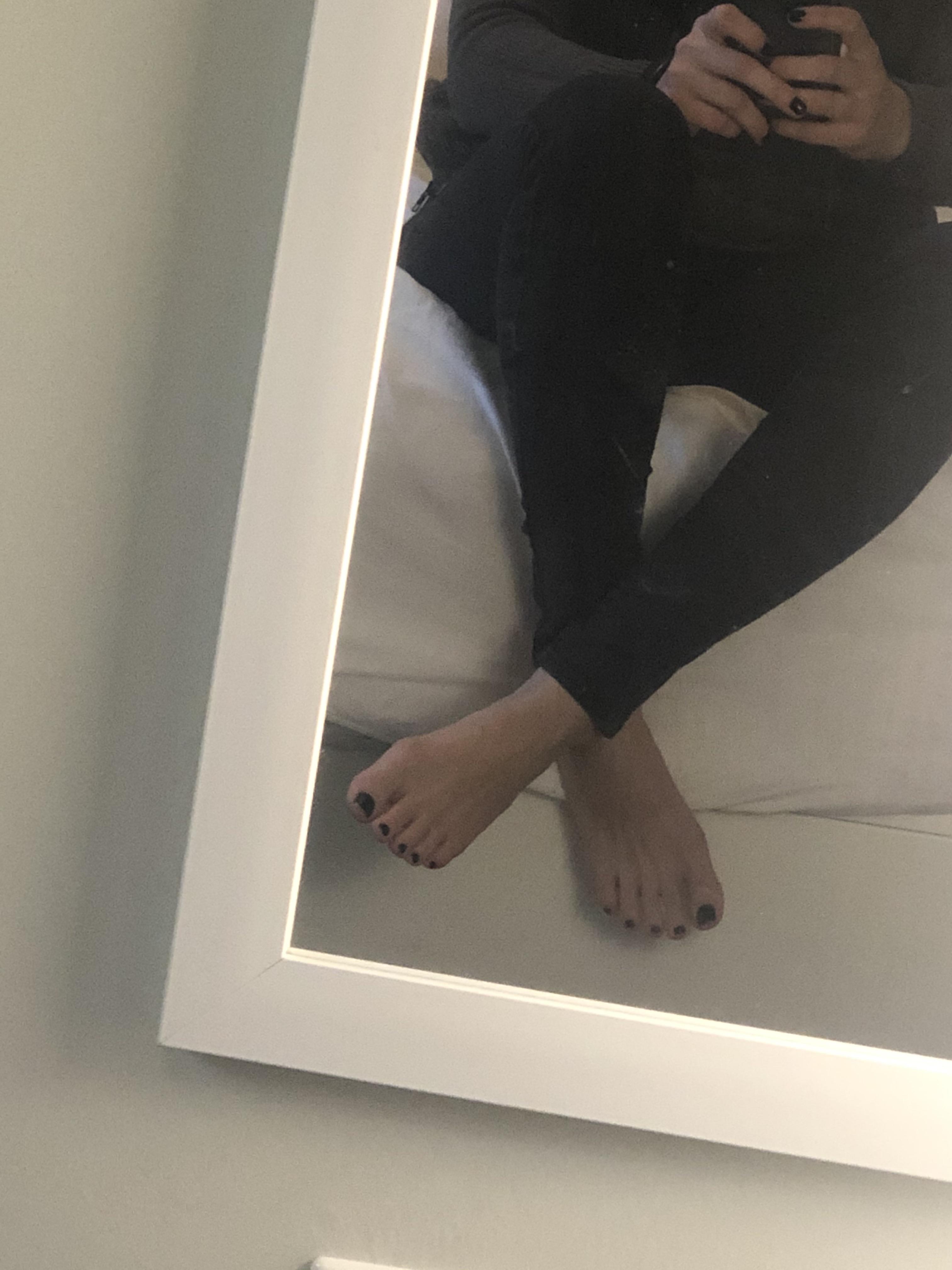 DANGLING OFF THE BED | Scrolller