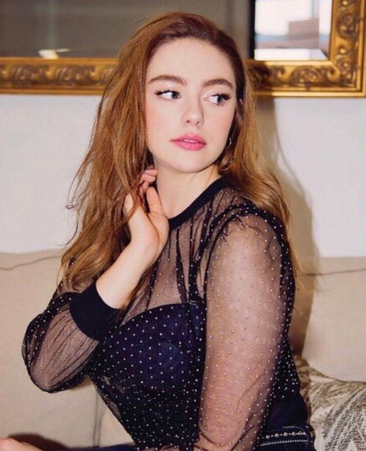 Danielle | Scrolller