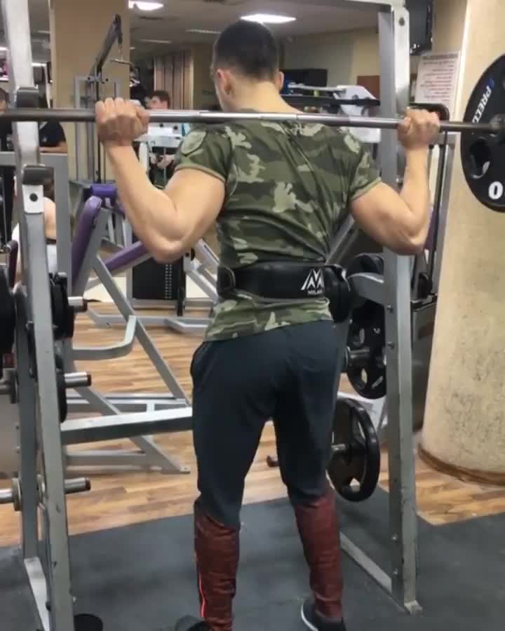 Dat bro squat. | Scrolller