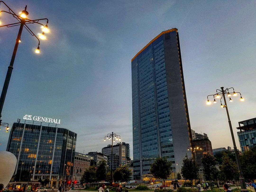 Davanti Centrale | Scrolller