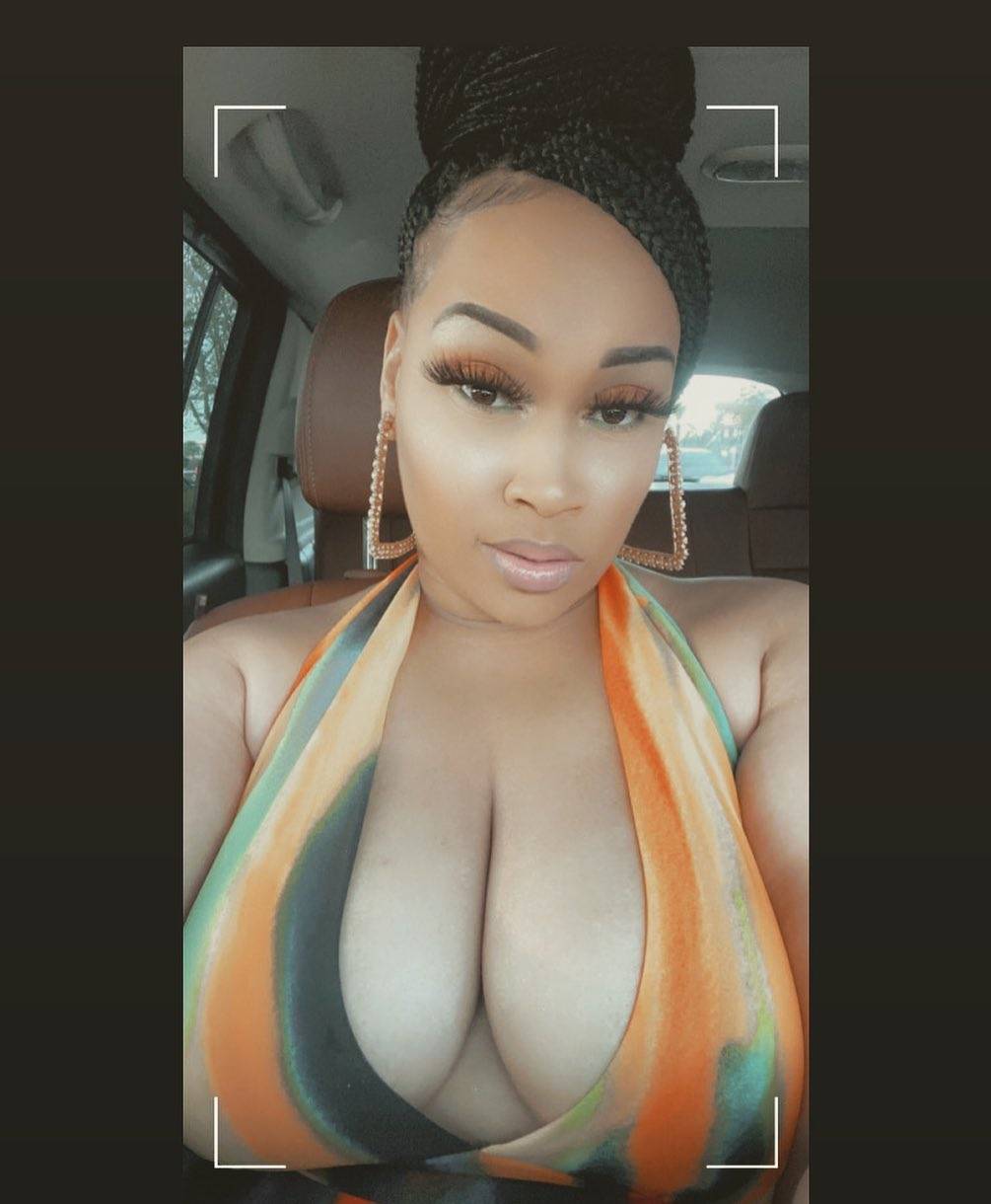 Deeeeep cleavage | Scrolller