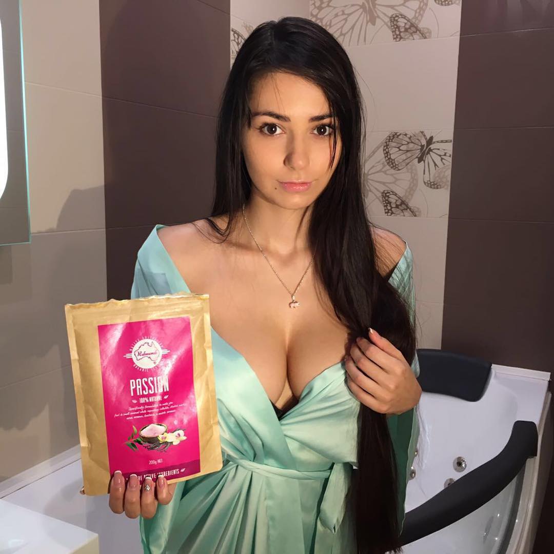 Deep Cleavage | Scrolller