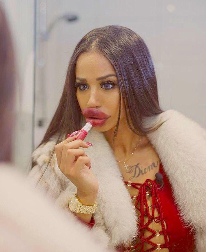 Denise Fagerberg applying lipstick | Scrolller