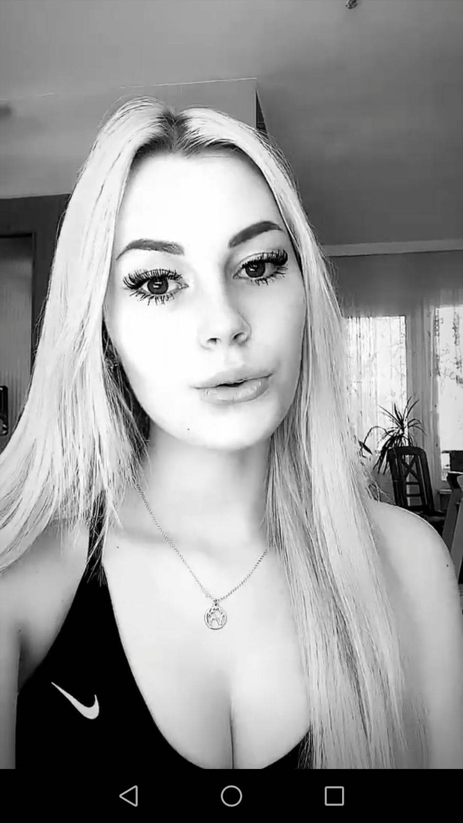 Die Nutte in Marken BH 😍 | Scrolller