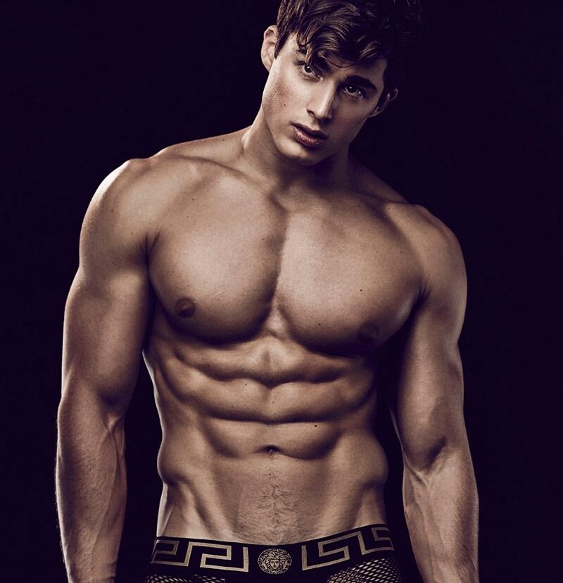 Divine physique | Scrolller