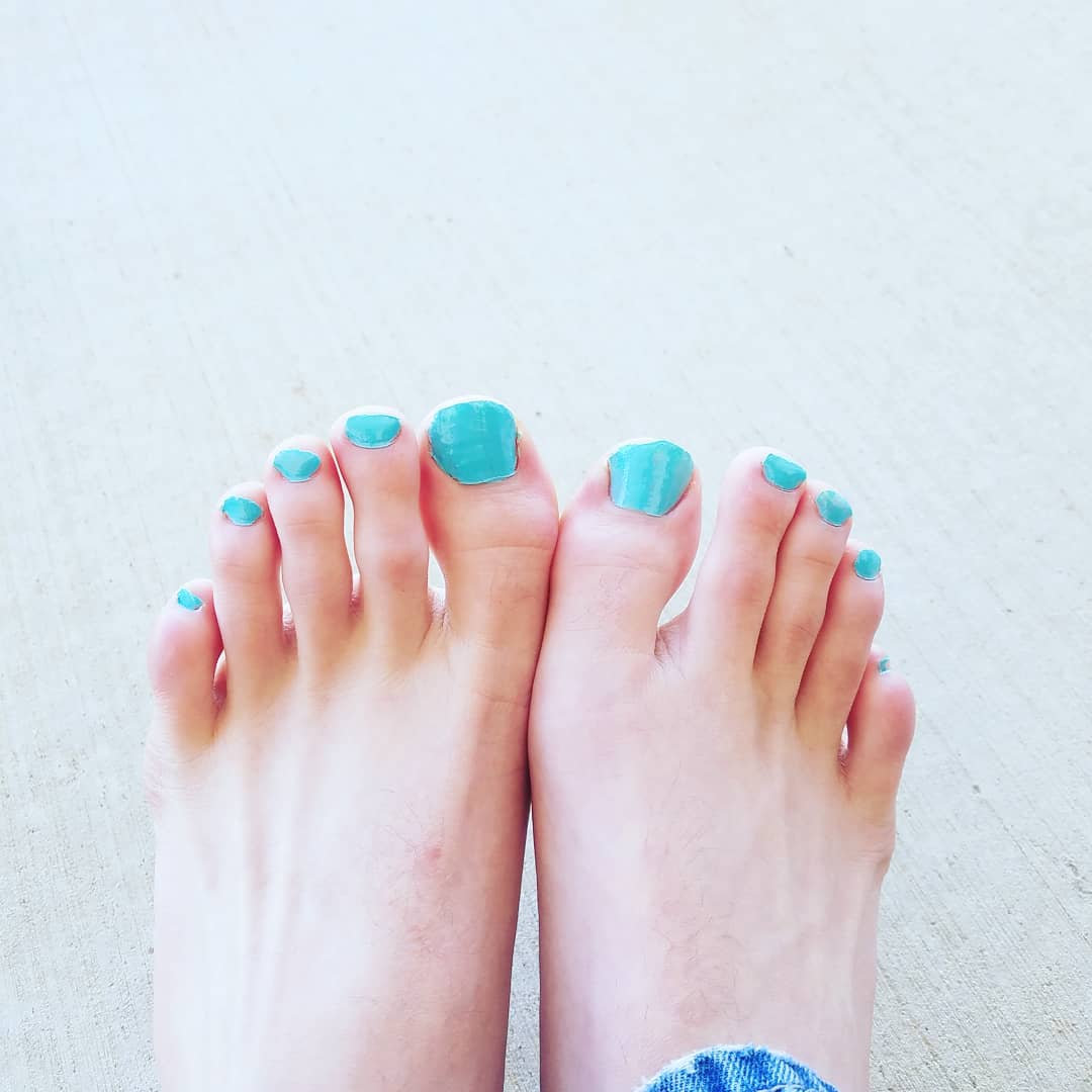 Do you have what it takes to worship and serve my feet,,dm me on kik ...