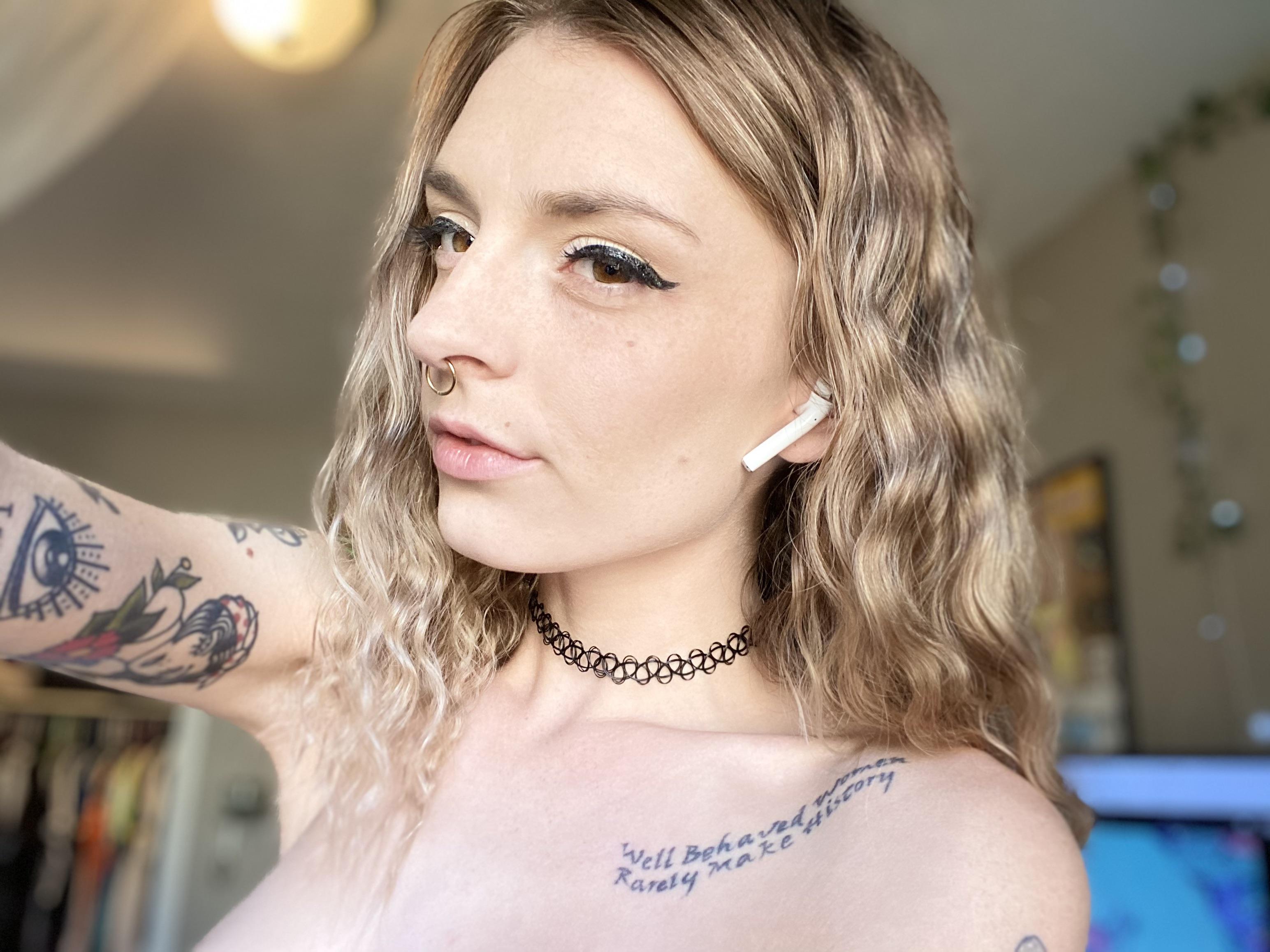 Do you like my choker? | Scrolller