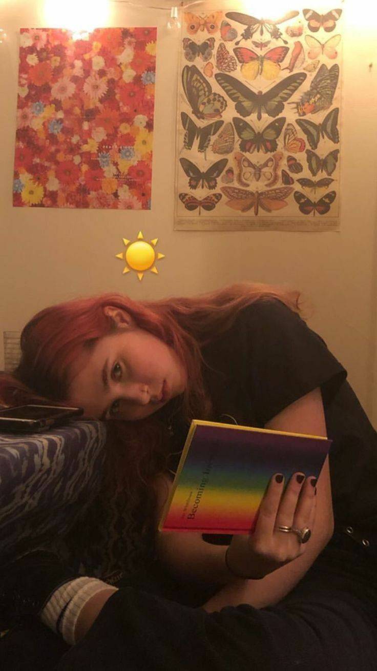 🧡💛💚💙💜 (does anyone know the book she's reading?) | Scrolller