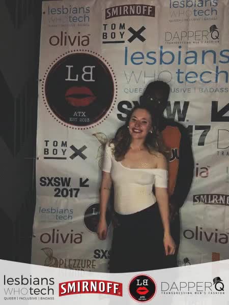 Does she know? | Scrolller