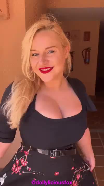 Dolly Fox - Happiness in a Dress [GIF] | Scrolller