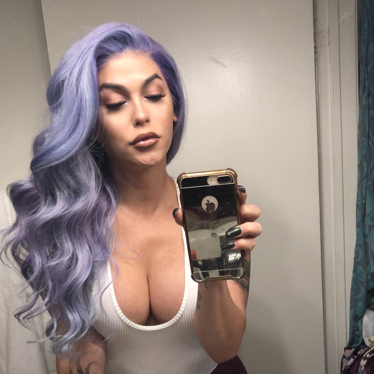 Domino Presley Selfie Scrolller