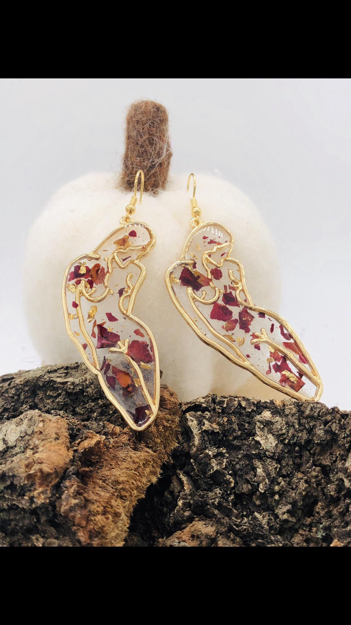 Dried rose petals and gold leaf resin figures | Scrolller