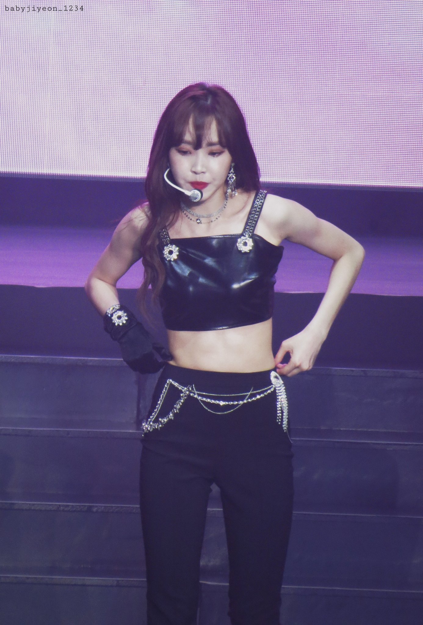 Drop dead gorgeous Yuju! | Scrolller