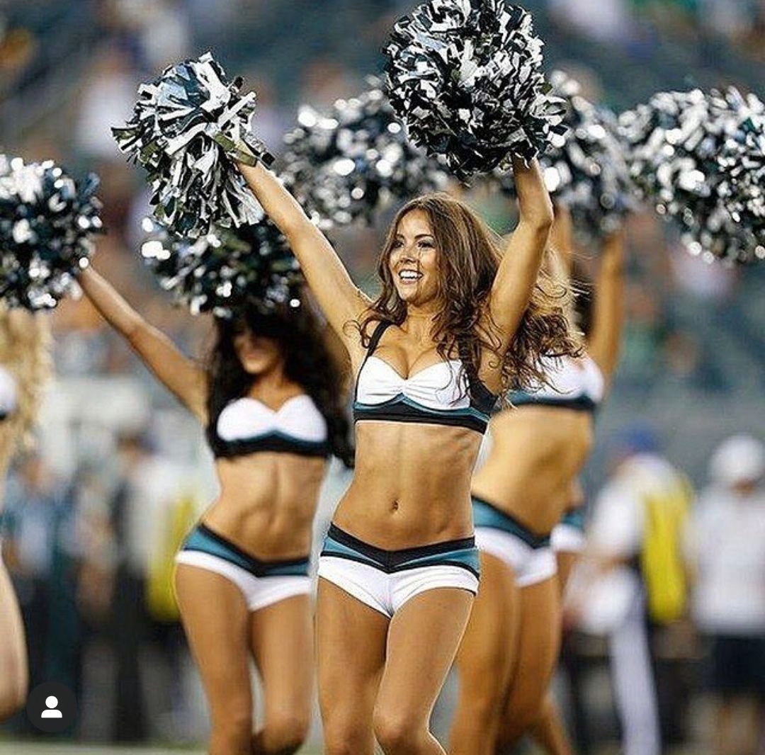 Eagles Cheerleader | Scrolller