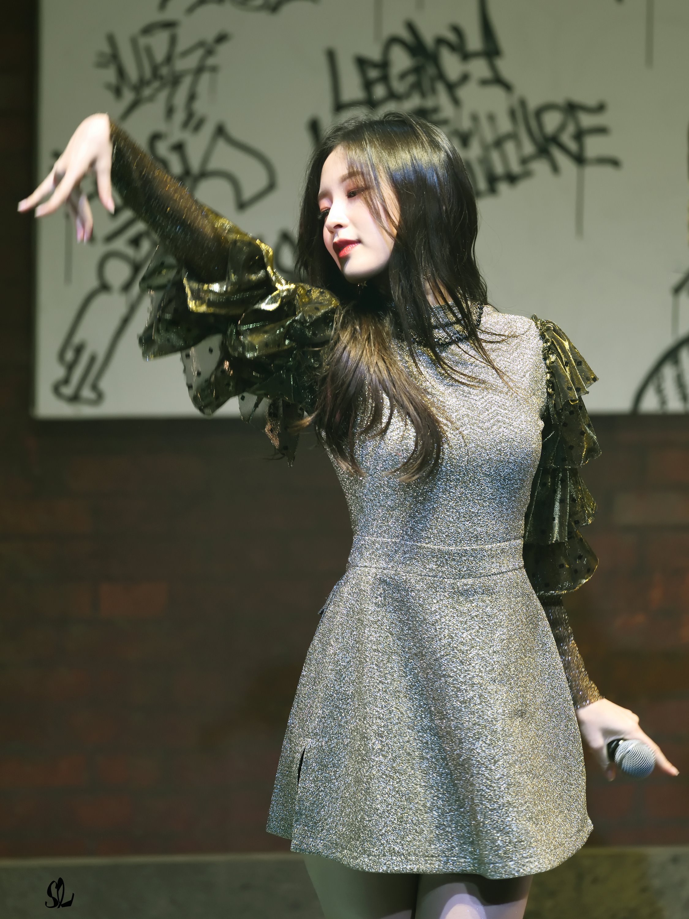 Elegant Arin | Scrolller