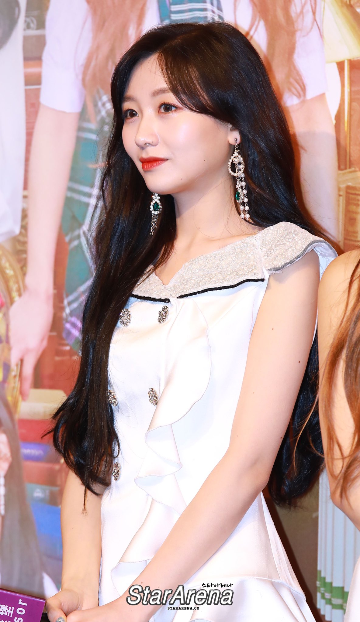 Elegant Sujeong | Scrolller