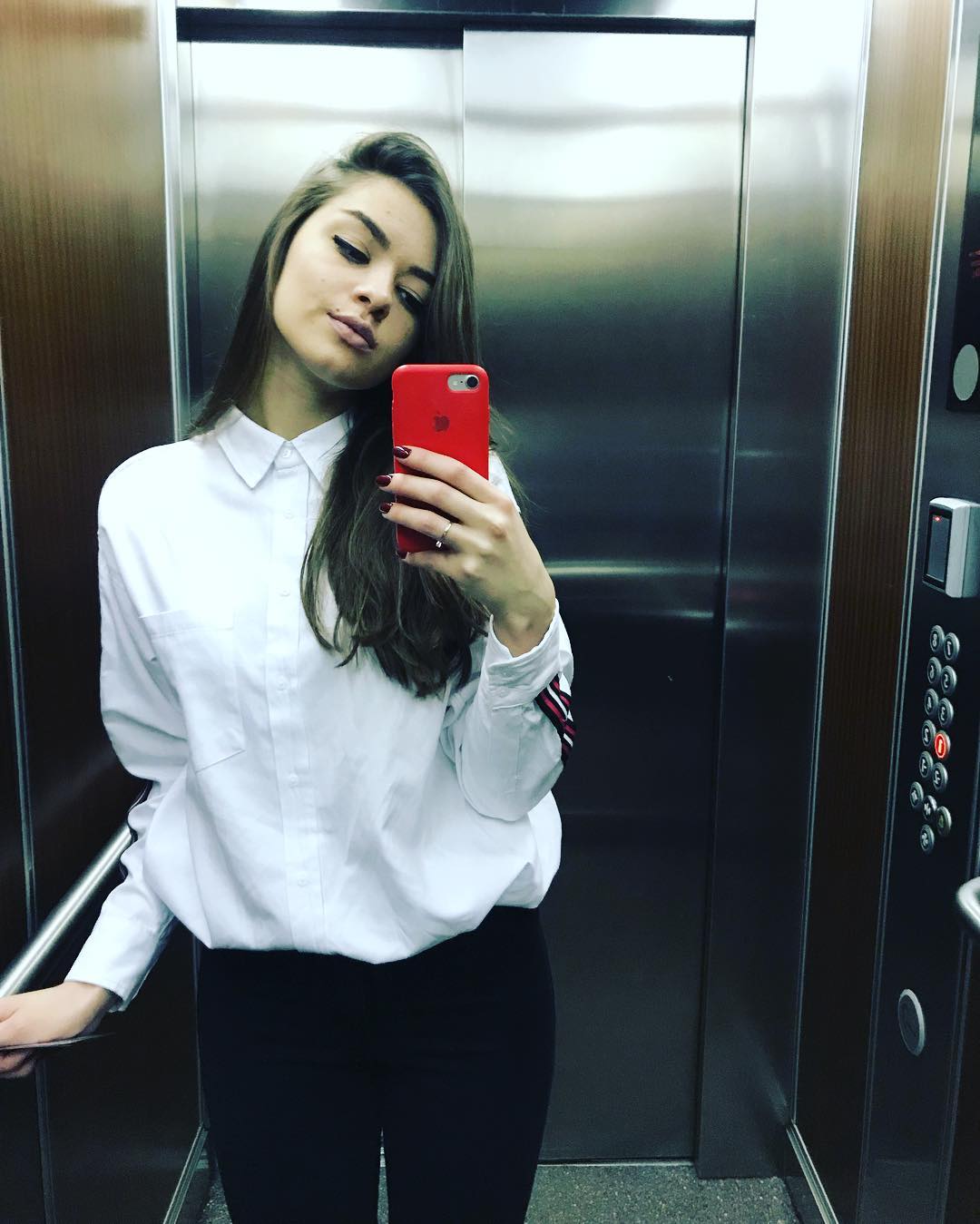 Elevator Selfie | Scrolller