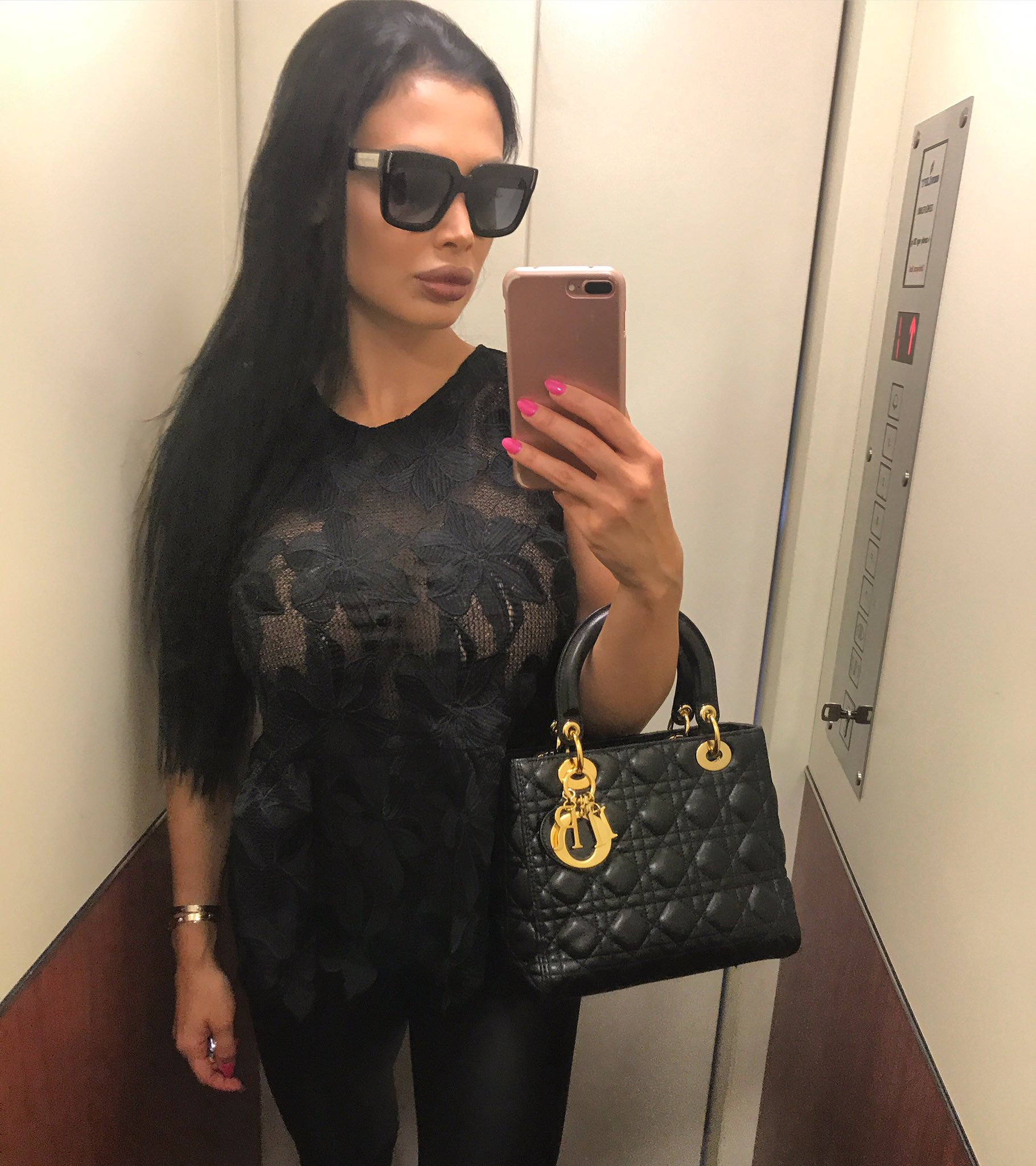 Elevator selfie | Scrolller