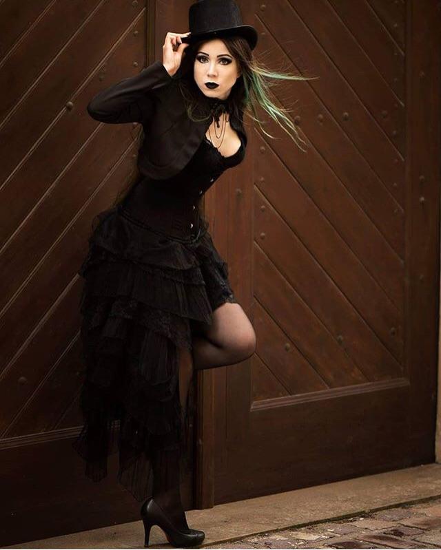 Elizabeth Vampire Lady | Scrolller