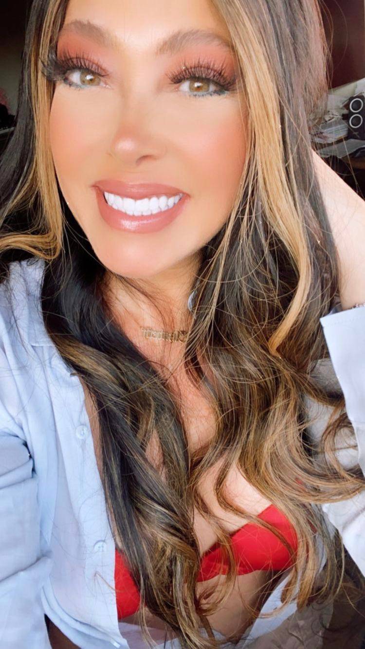 Elizabeth Woods | Scrolller