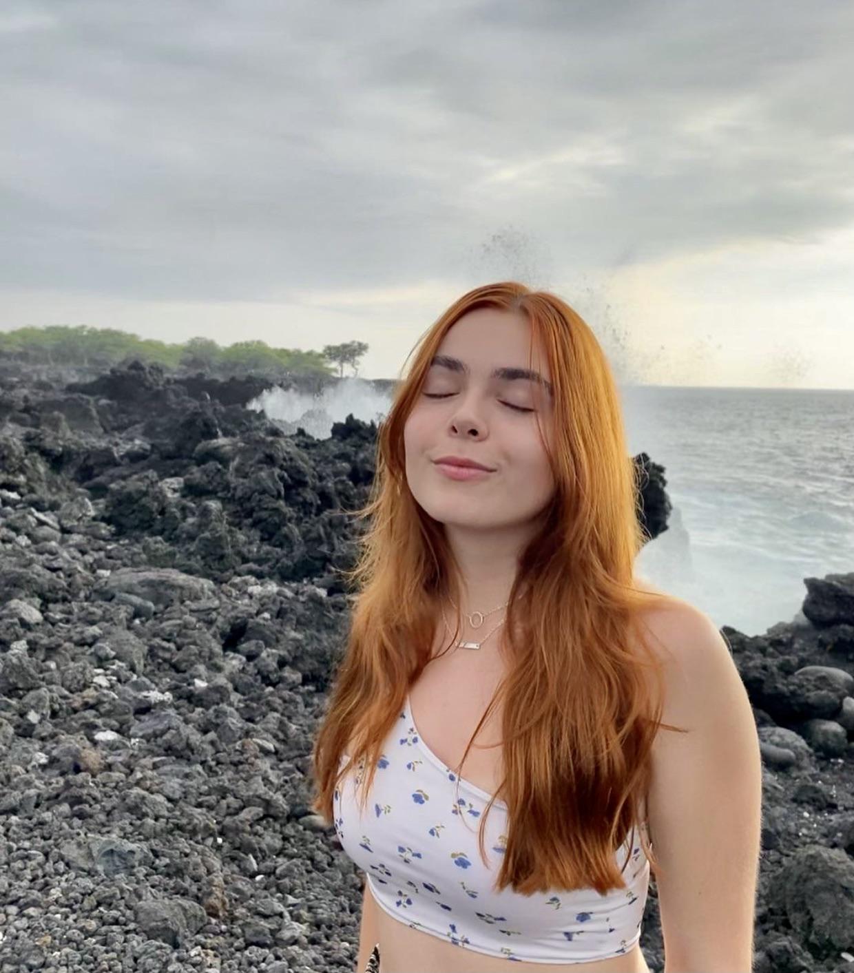 Elle part 2 | Scrolller