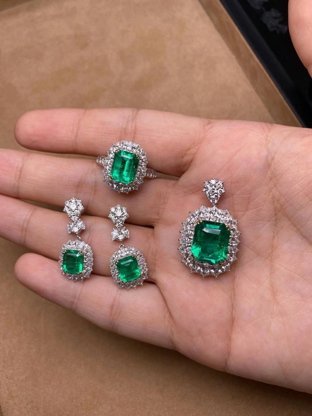 Emerald set | Scrolller