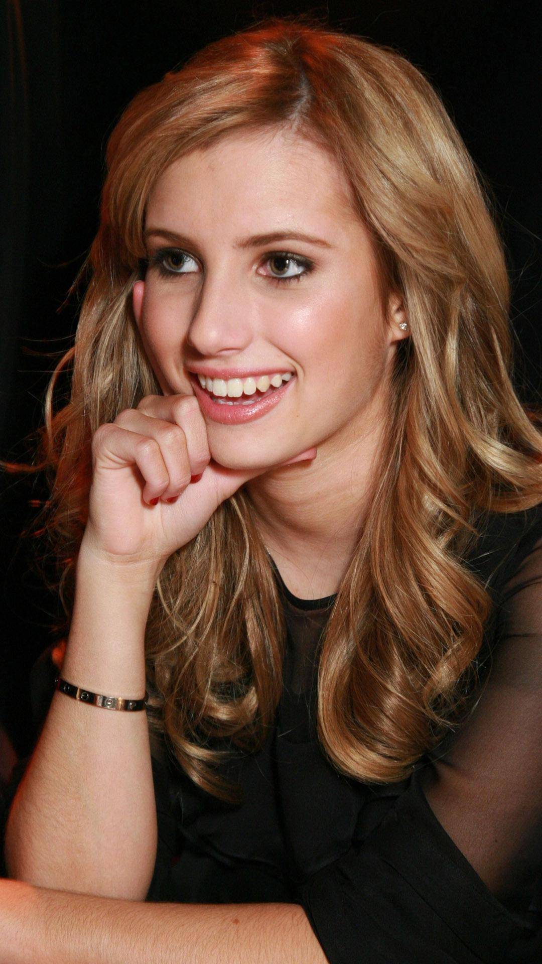 Emma Roberts | Scrolller