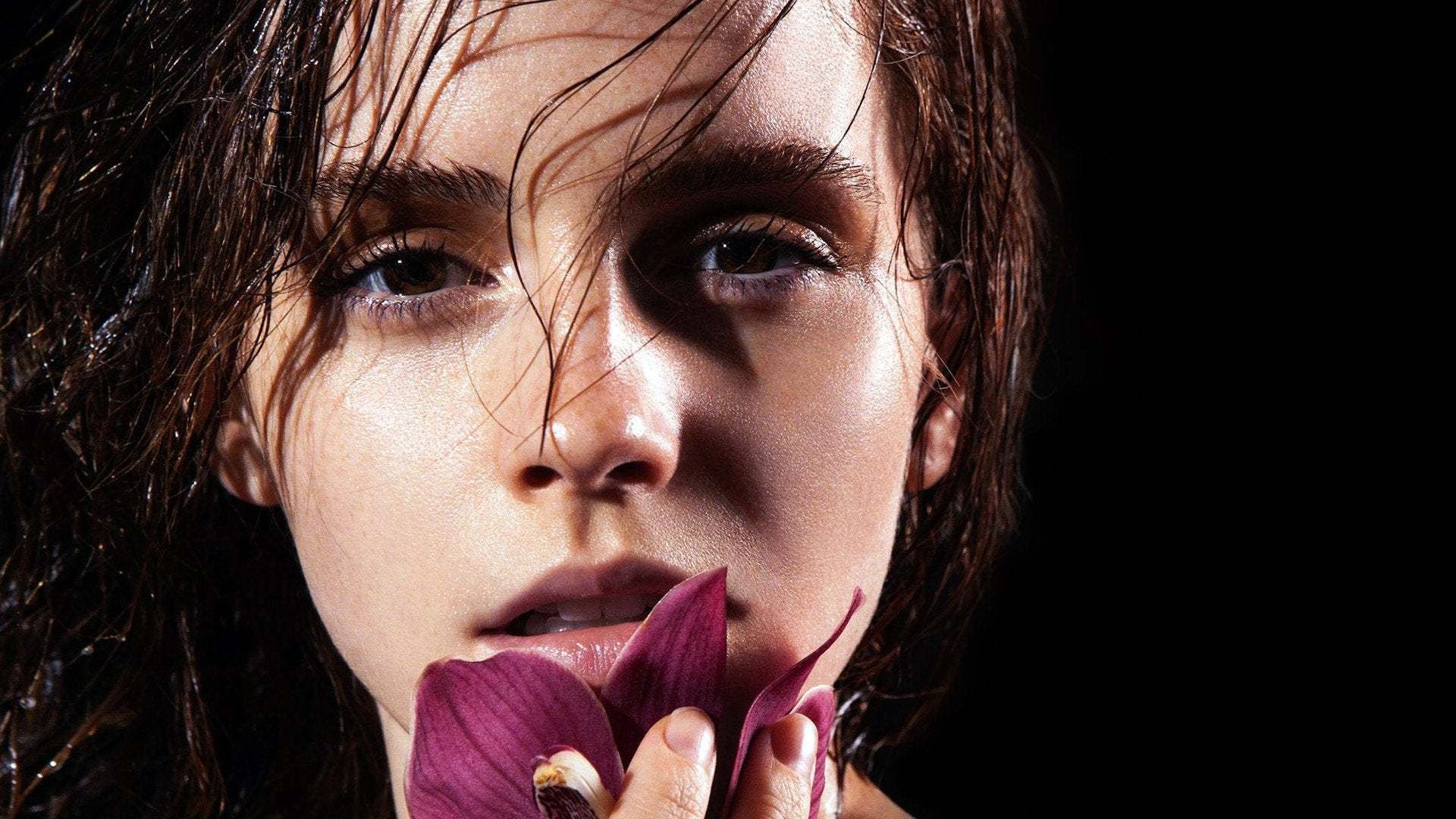 Emma Watson Flower Power | Scrolller
